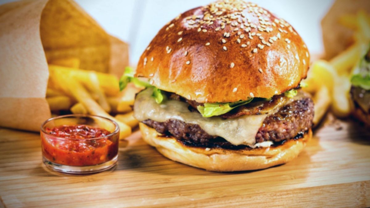Două Rețete De Burgeri Pe Care Să-i Faci Acasă, La Grătar