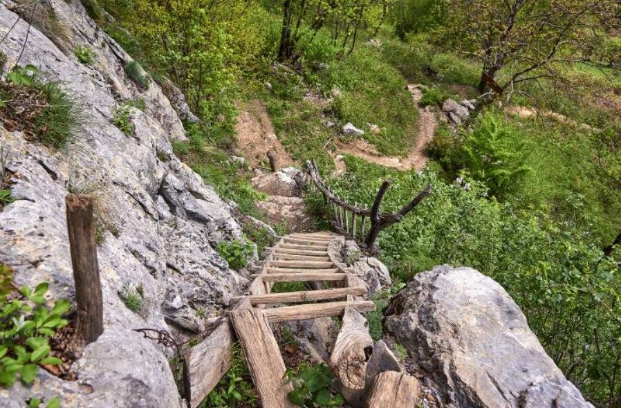 Satul Ineleț Din România, Localitatea De Poveste Unde Poți Ajunge Doar ...