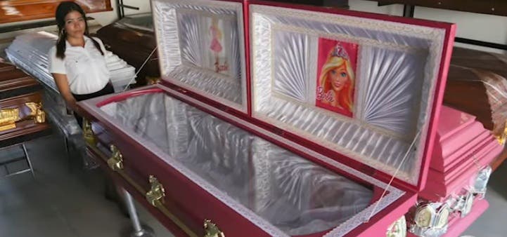 S-a Ajuns La "Barbie-mania". O Firmă De Pompe Funebre Oferă Sicrie Roz ...