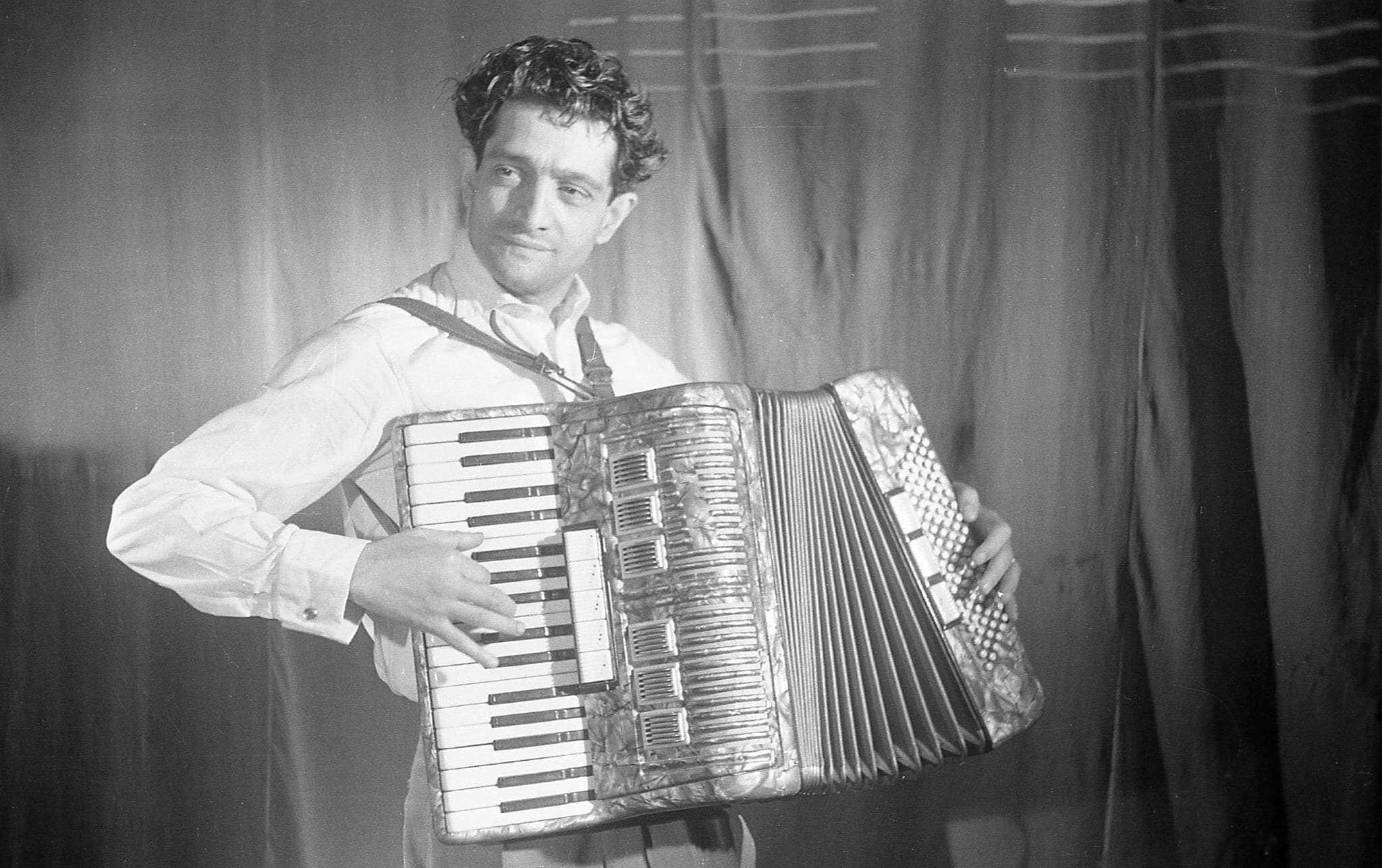 Vă Mai Aduceți Aminte De Fărâmiță Lambru, Artistul Cu Har Divin? A Fost Ucis De Pasiune și De Vicii