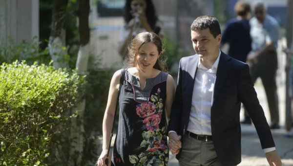 Nicușor Dan și Mirabela Grădinaru, Apariție Discretă La Serbarea Fiicei ...