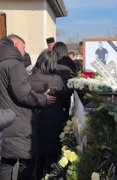Gestul Pe Care L-a Făcut Mama Lui Andrei Perneș La înmormântarea Lui ...