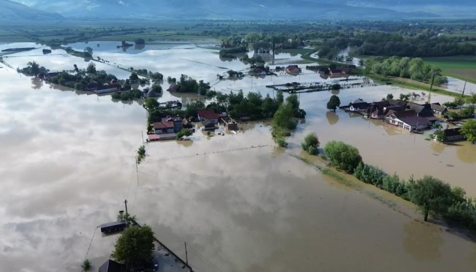 Imagini Dramatice Din Satul Băcel, Complet înghițit De Ape